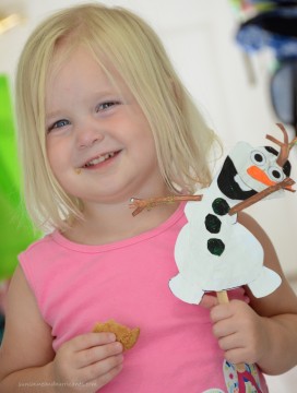 Paint Your Own Frozen Puppets